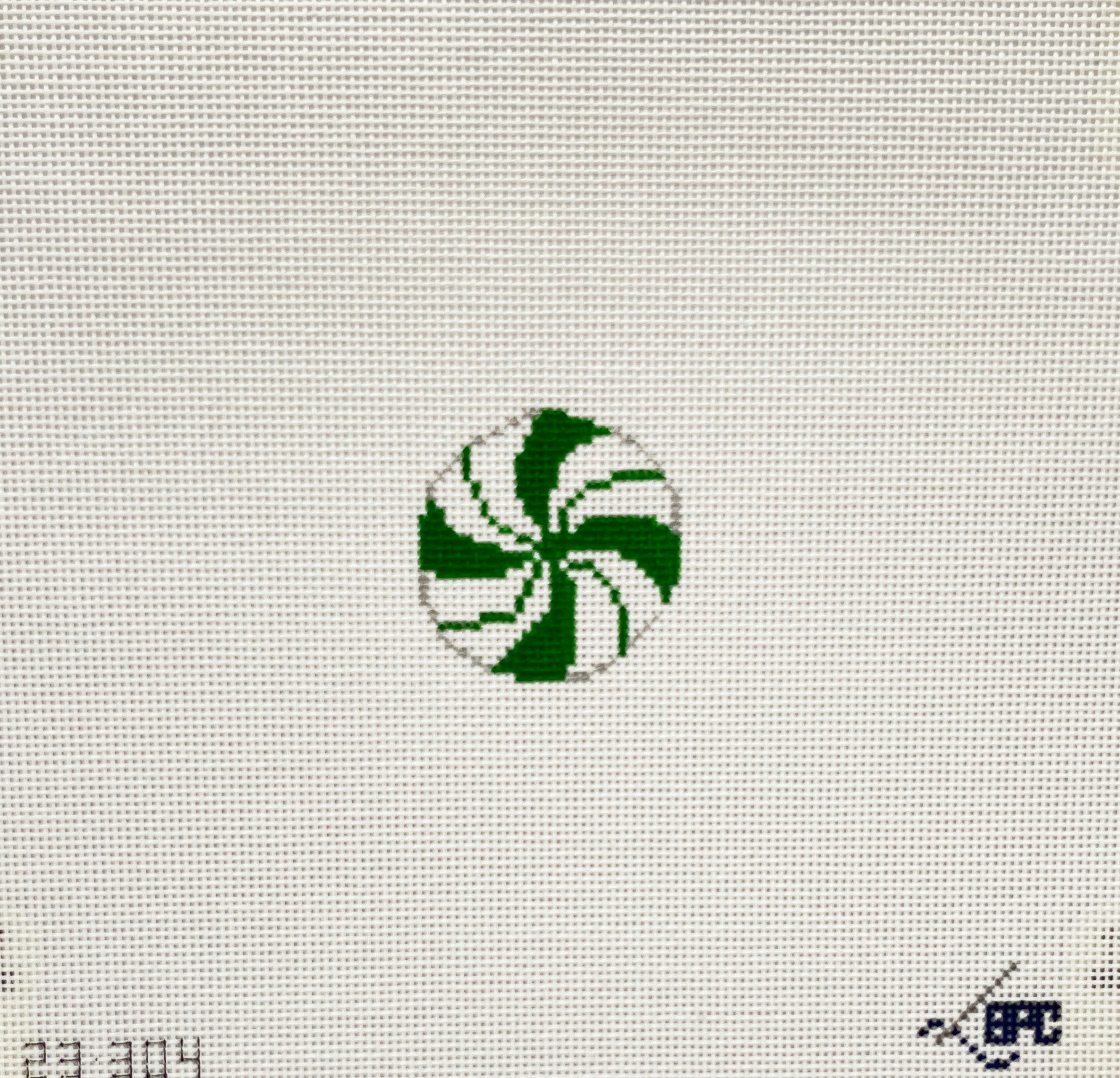 23-304 Micro green peppermint circle – Blueberry Point Needlepoint